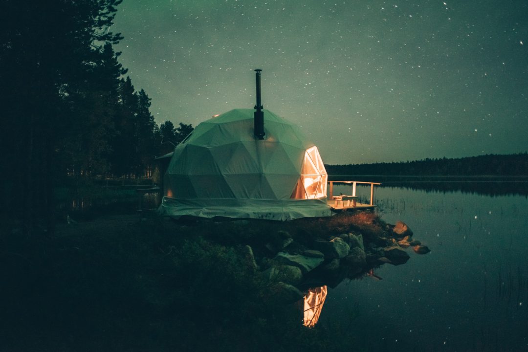 Dormir dans un dome sous les aurores boréales en Finlande